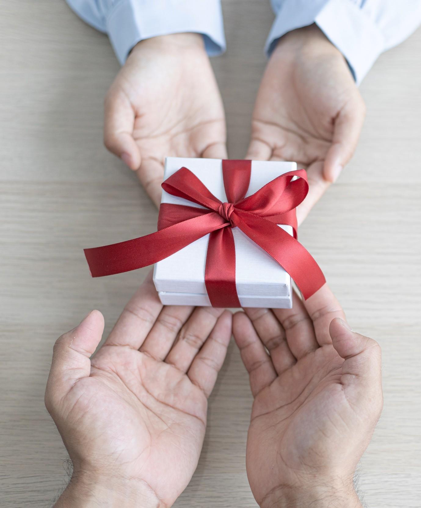 Different types of corporate gifts and why they are important by Edmaro ...