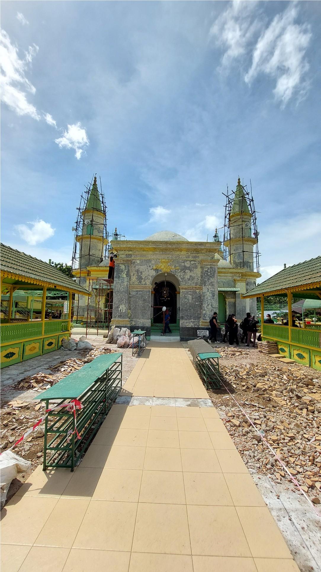 Arsitektur Masjid Raya Sultan Riau by Kllen W - Issuu