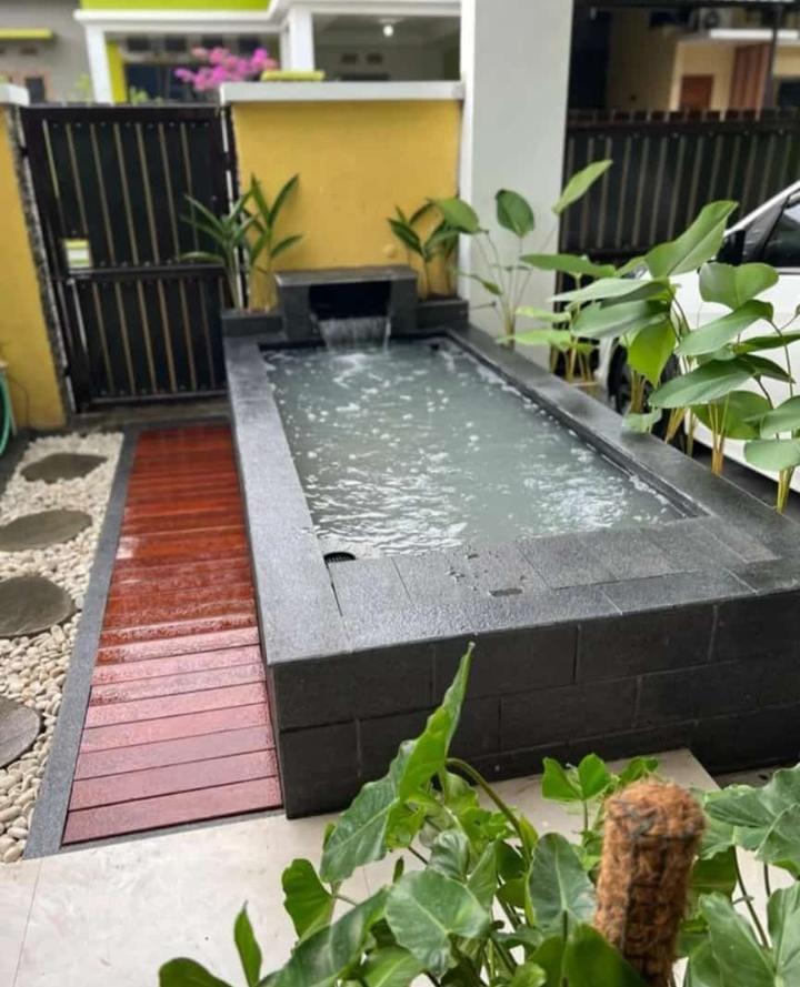 Kolam Ikan Koi Depan Rumah