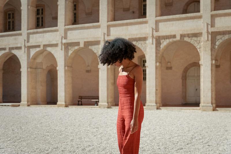 Revista de viajes de estilo minimalista tipográfico en gris azul claro ...